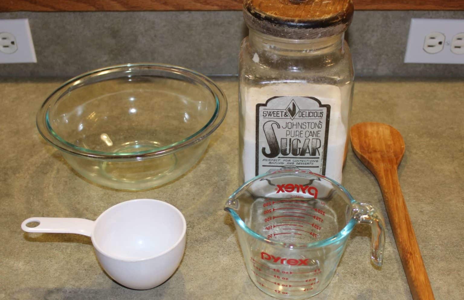 EASY Hummingbird Nectar Recipe (only TWO ingredients) - Bird Watching HQ